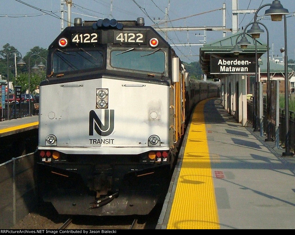 NJT 4122 at Aberdeen-Matawan station on the NJCL